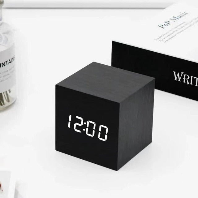Cozy Wood Grain Digital Clock – Vhailo